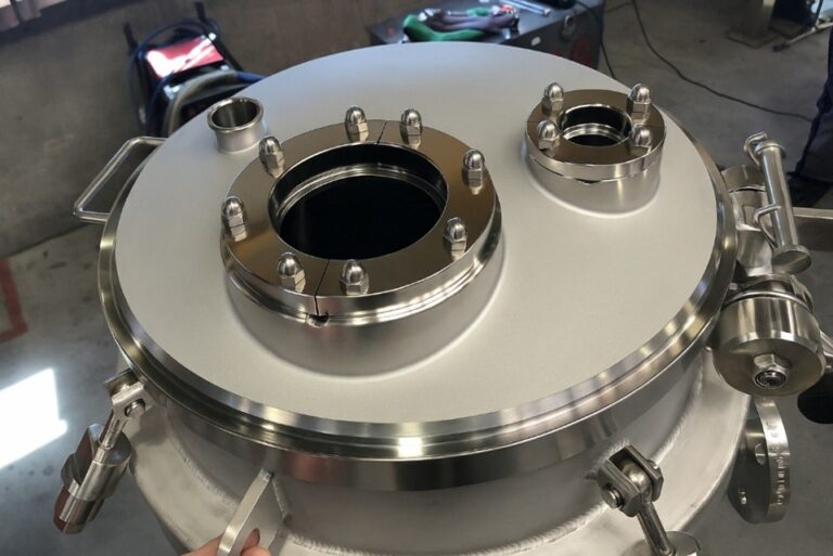 Stainless steel sampling tank for pharmaceutical sampling